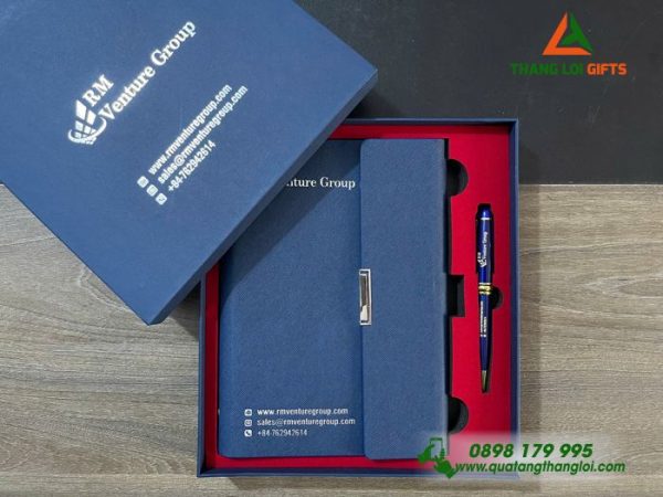 Bộ Quà Tặng (Sổ Tay & Bút Ký) Màu Xanh - In Khắc Logo Doanh Nghiệp RM Venture Group